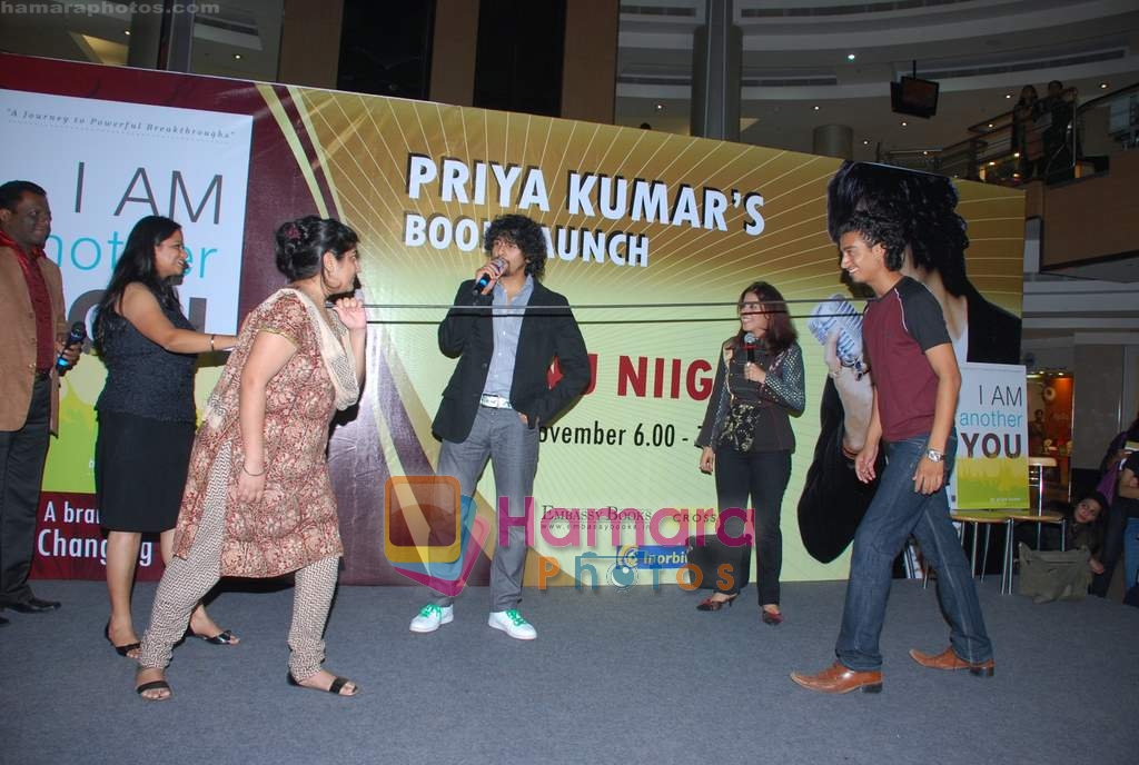 Sonu Nigam at the launch of Priya Kumar's book in Mumbai on 25th Nov 2009 / Sonu Nigam ...